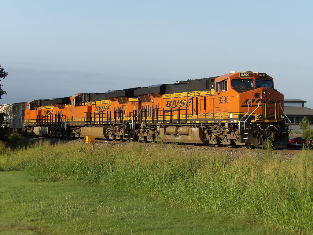 BNSF ES44C4 8290